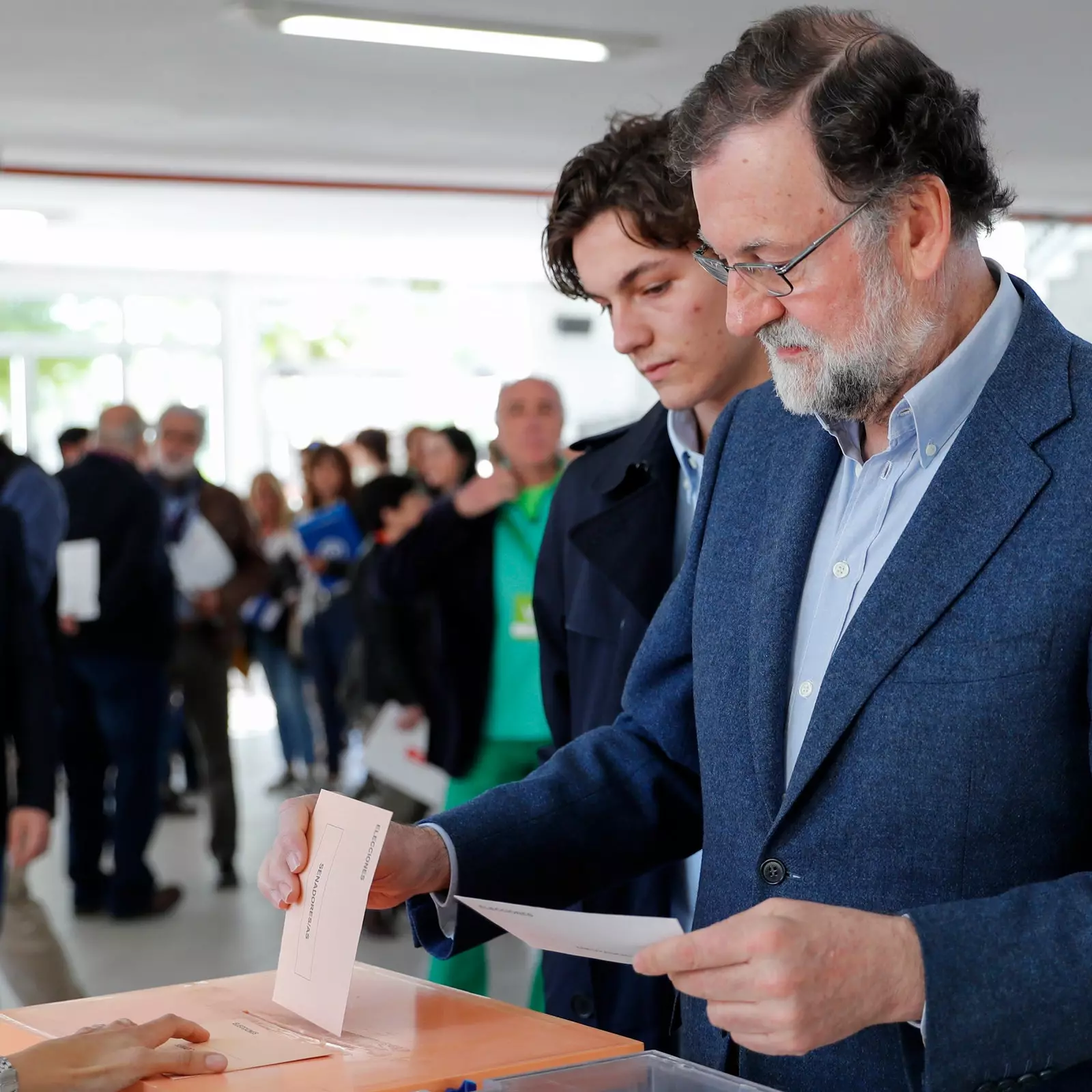 Mariano Rajoy äänestää poikansa kanssa eduskuntavaaleissa huhtikuussa 2019.