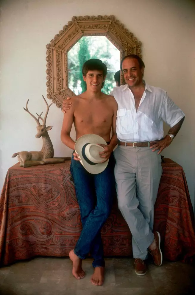 Carlos Falcó marqus de Griñon dengan putranya Manuel pada tahun 1985, keduanya difoto oleh Slim Aarons.