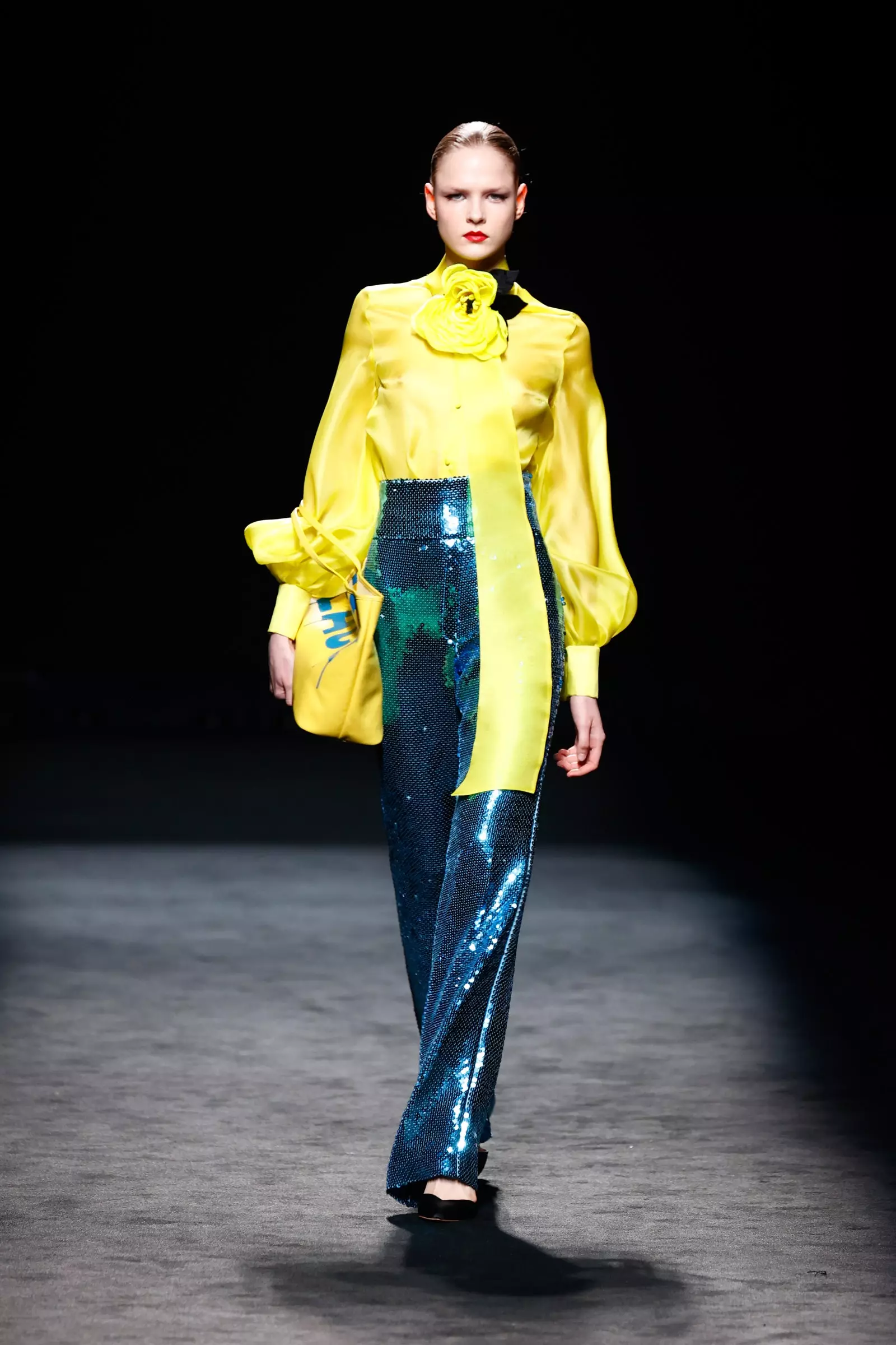 Το Ουκρανό μοντέλο που έχει παρελάσει στη Μαδρίτη με το look με τα χρώματα της χώρας της από τον Jorge Vzquez και την τσάντα της Anna...