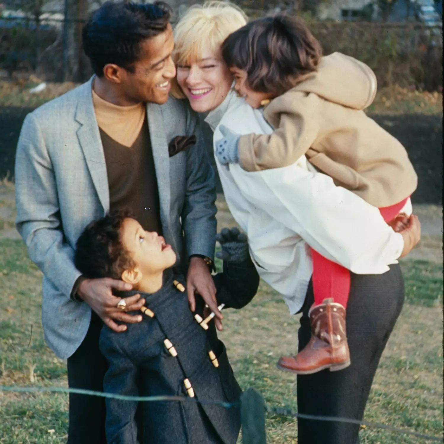 Sammy Davis və May Britt uşaqları ilə 1964-cü ildə.