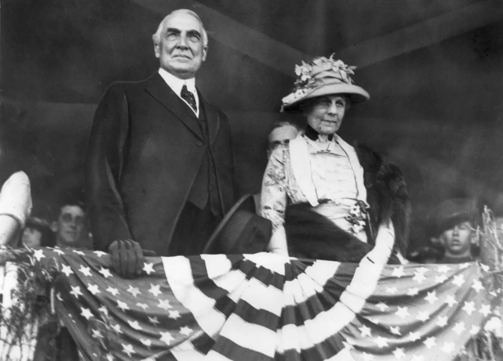 Warren G Harding ak madanm li Florence Harding.