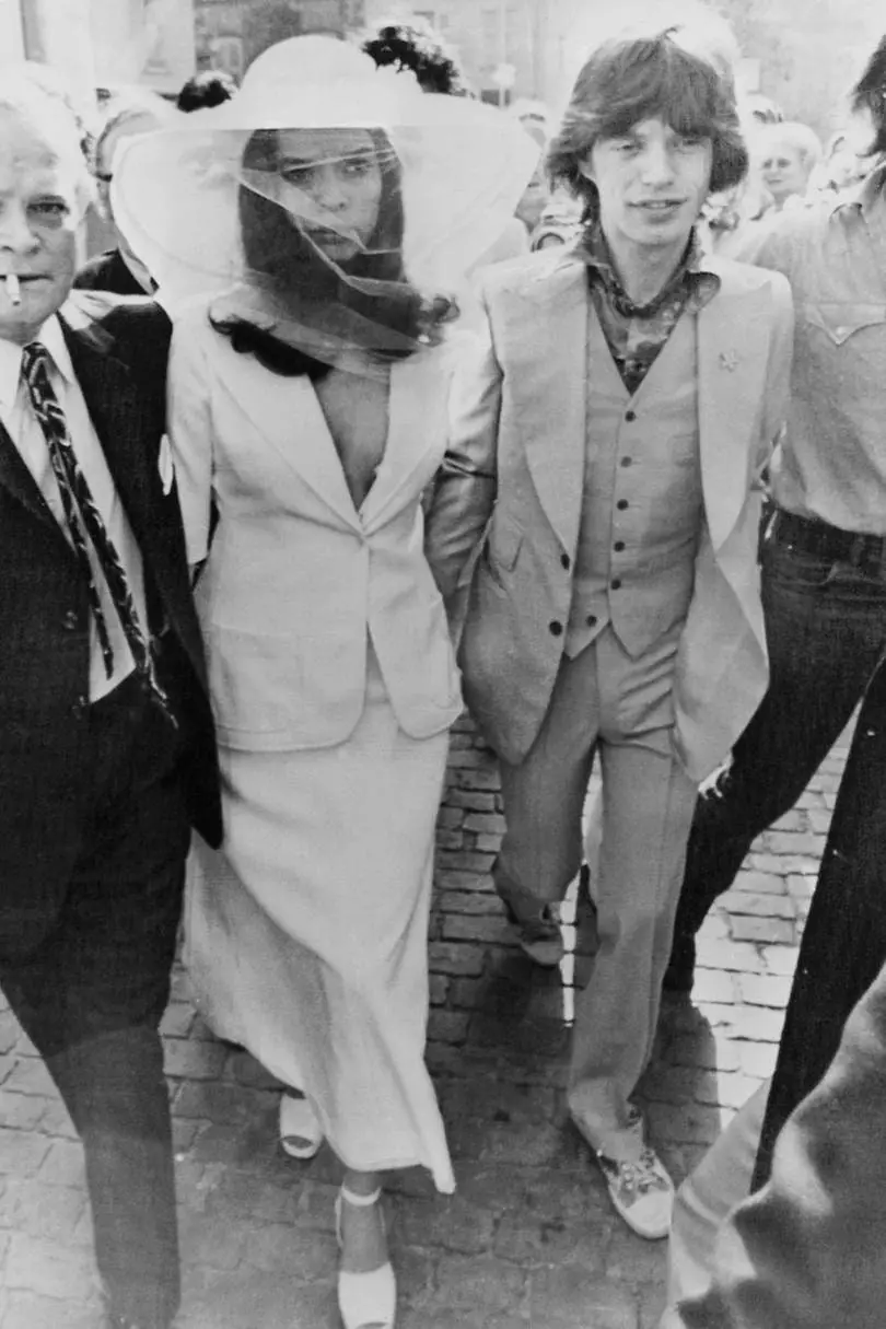 Leivas Anzug im Goyas ist von dem inspiriert, den Mick Jagger bei seiner Hochzeit mit Bianca Jagger trug