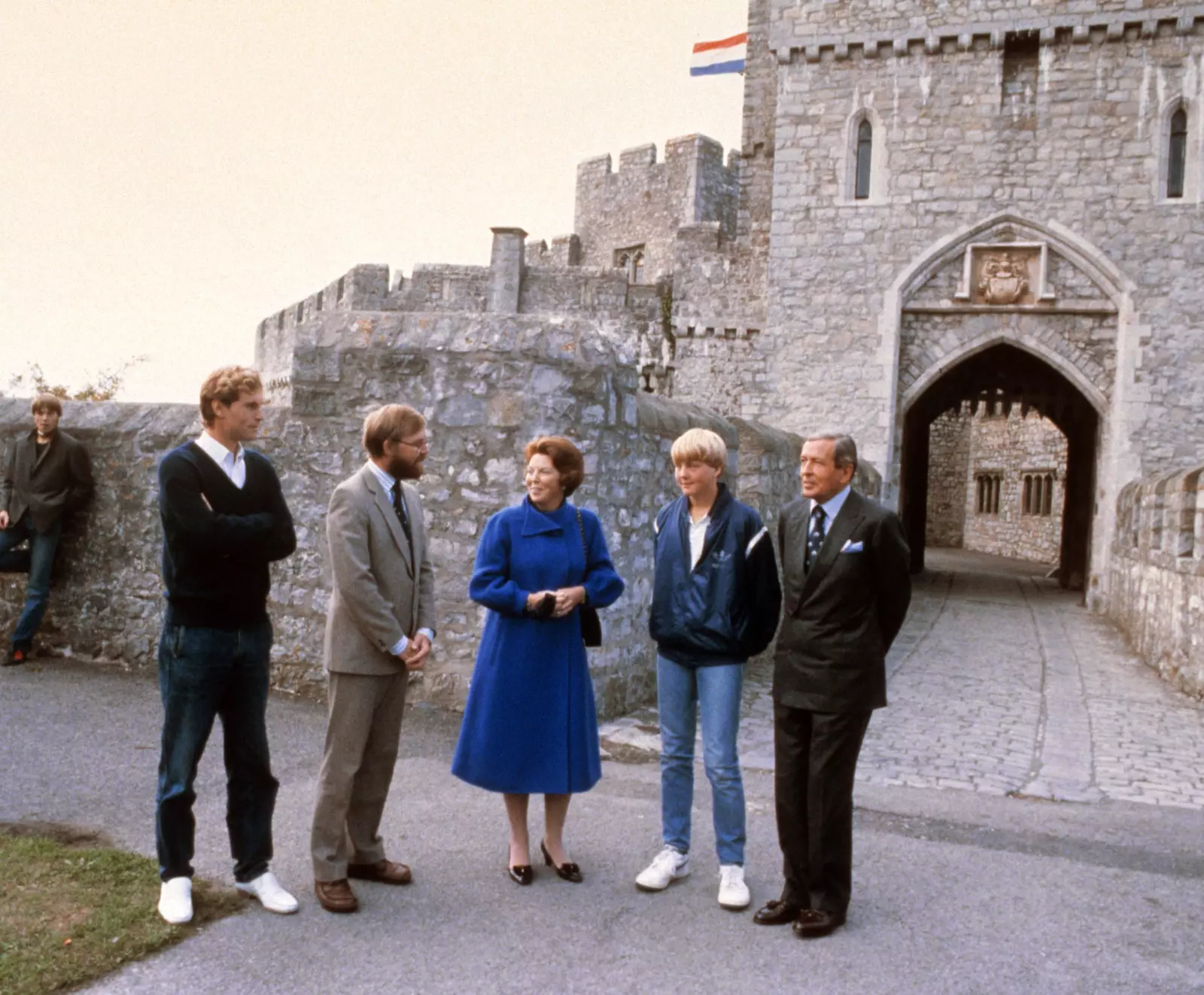 Ny Printsy William avy any Holandy tamin'izany fotoana izany niaraka tamin'ny ray aman-dreniny Beatrix sy Claus of the Netherlands tao amin'ny Atlantic College.