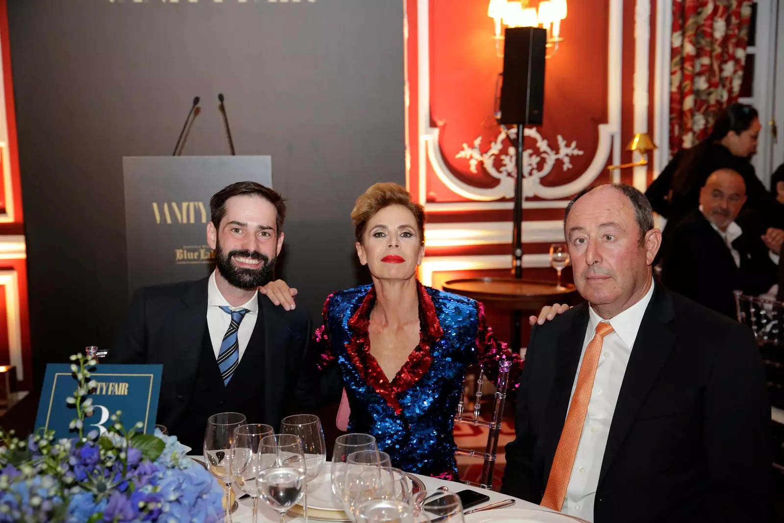 De directeur van Vanity Fair samen met Ágatha Ruiz de la Prada en zakenman Luis Miguel Rodríguez.