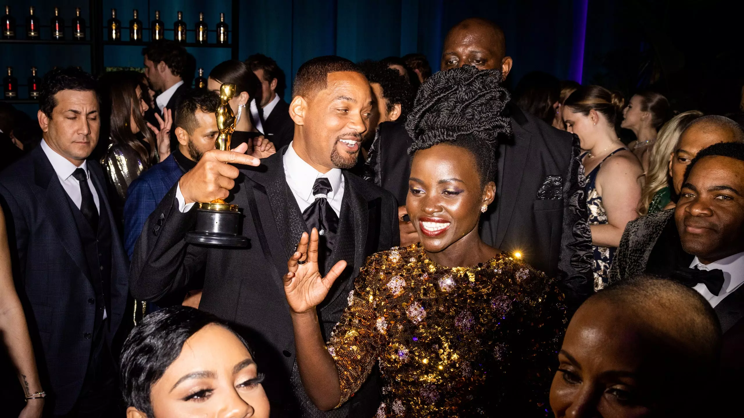 Şəkildə insan şəxs Will Smith Jada Pinkett Smith Lupita Nyong'o Gecə Həyatı Kostyum Palto və Geyim ola bilər