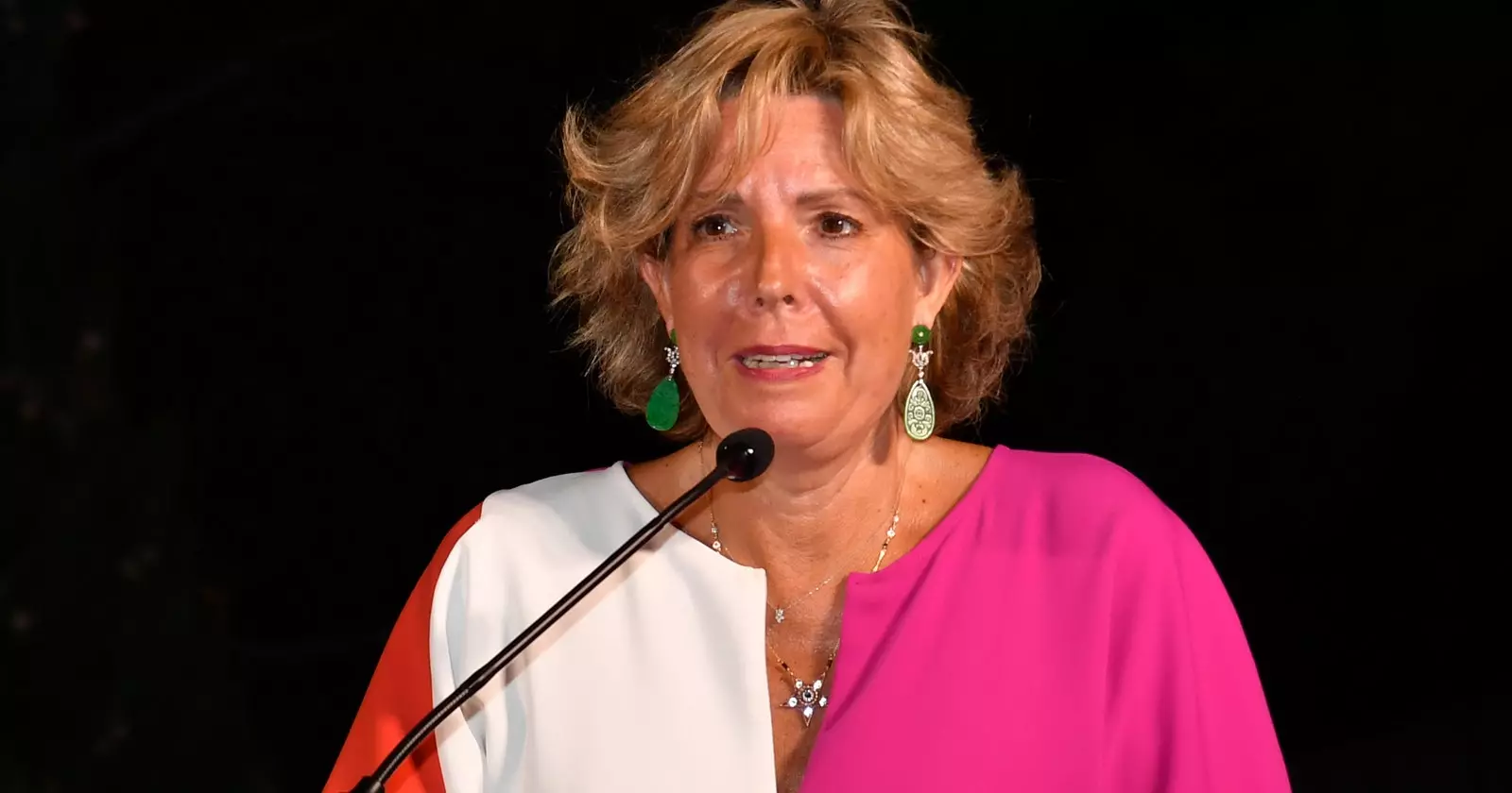 Simoneta Gómez Acebo bring hulde aan haar ma, die Infanta Pilar de Borbón