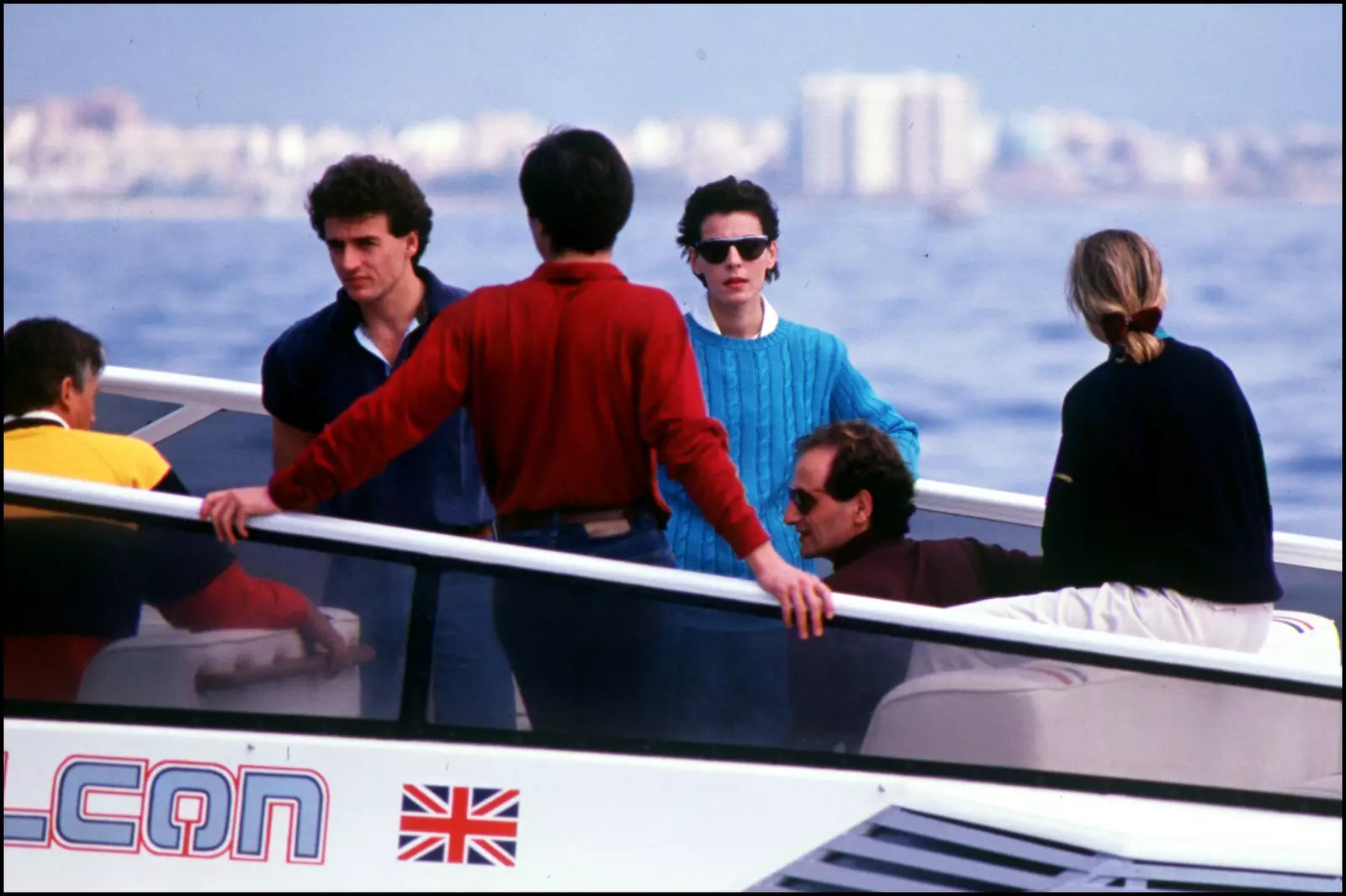 90 年代，Antonia Dell'Atte 和 Alesandro Lequio 與 Jos Miguel Fernndez Sastrón 和 Simoneta Gómez Acebo 在一艘遊艇上。