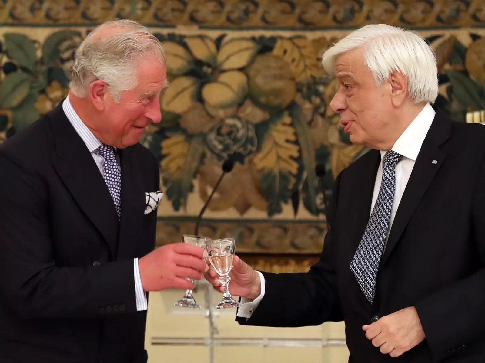 Prins Charles skåler med presidenten for den hellenske republikk