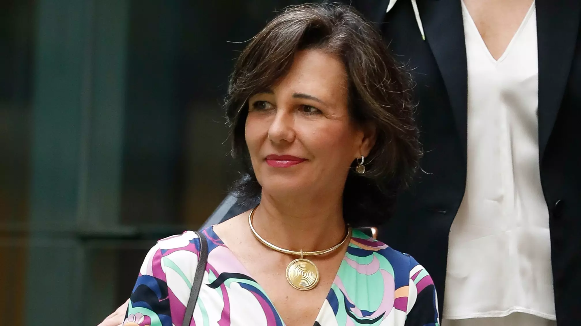 Ana Botín ta aika sako ga 8M.