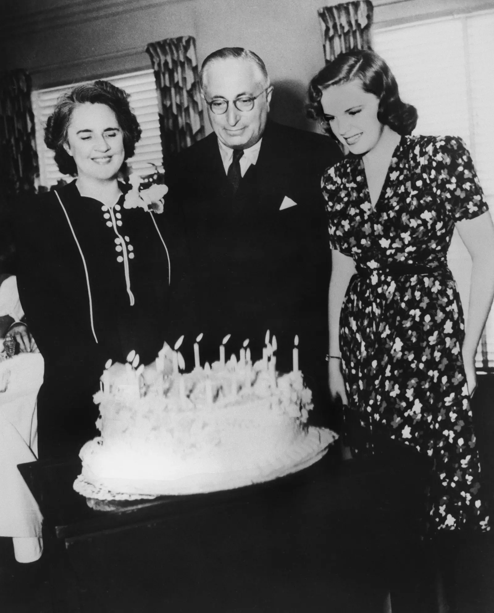 Judy Garland, annesi ve Louis B. Mayer ile 18. doğum gününde.