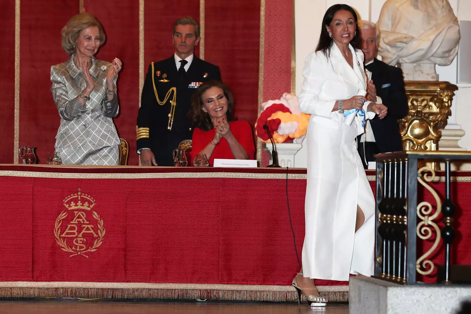 Esther Koplowitz collects her award from Queen Sofia.