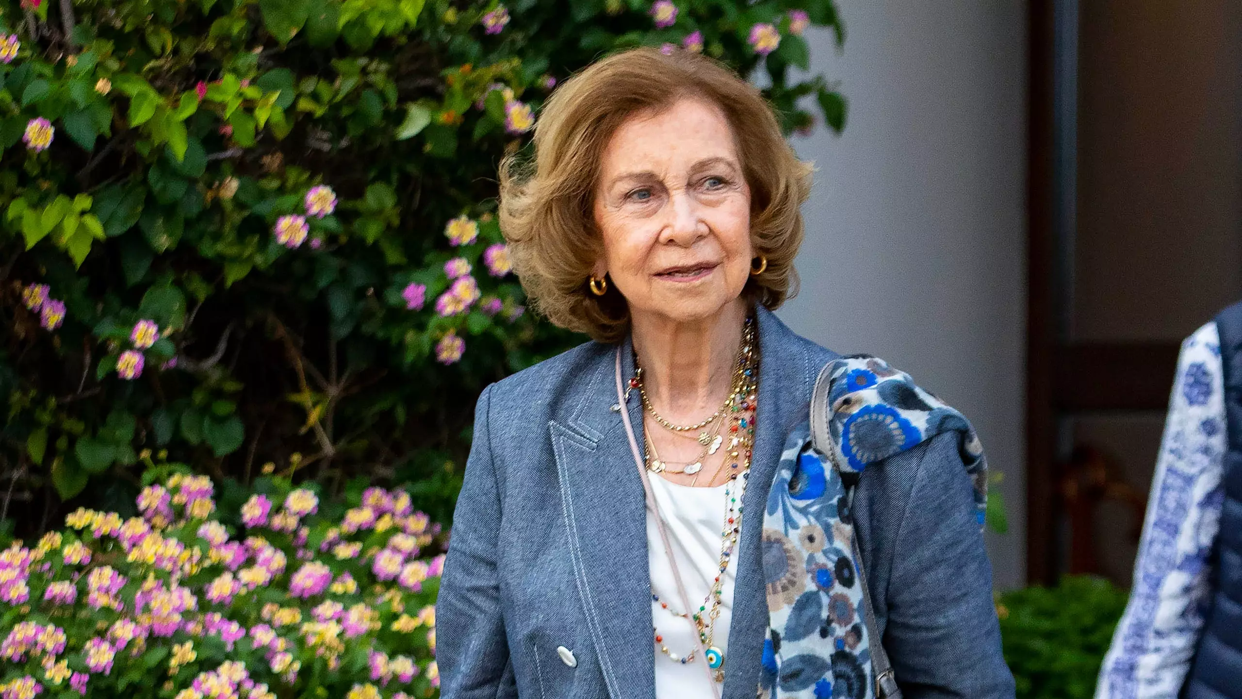 Queen Sofia sa Philippos of Greece ug Nina Flohr's post-wedding reception sa Athens niadtong Oktubre 24.