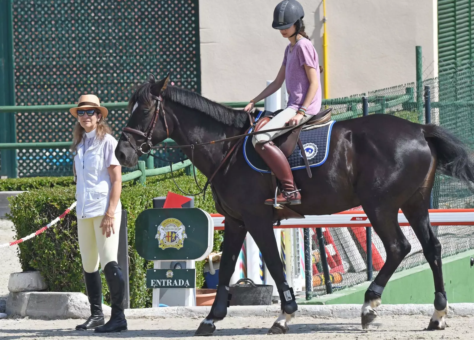 Victoria Federica op de rug van haar paard Dibelunga met haar moeder de Infanta Elena in 2017.