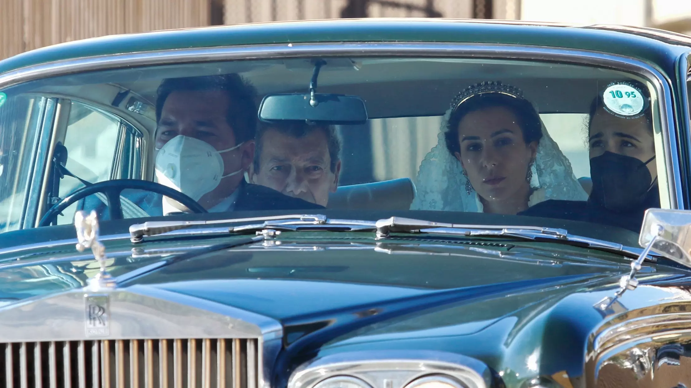 Casilda Herrero Solís anländer till sitt bröllop till slottet Almodóvar del Río i Córdoba tillsammans med sin far...