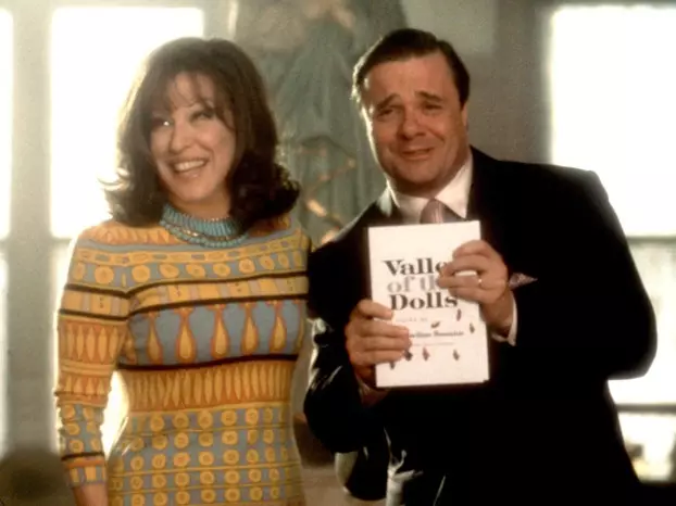 Bette Midler û Nathan Lane wek Jacqueline Susann û Irving Mansfield