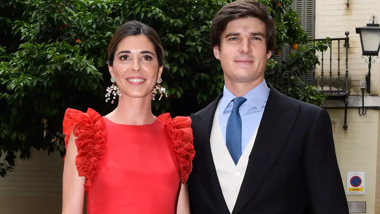 Belén Corsini imponerer med en rød kjole med flæser ved sin bror Borjas bryllup
