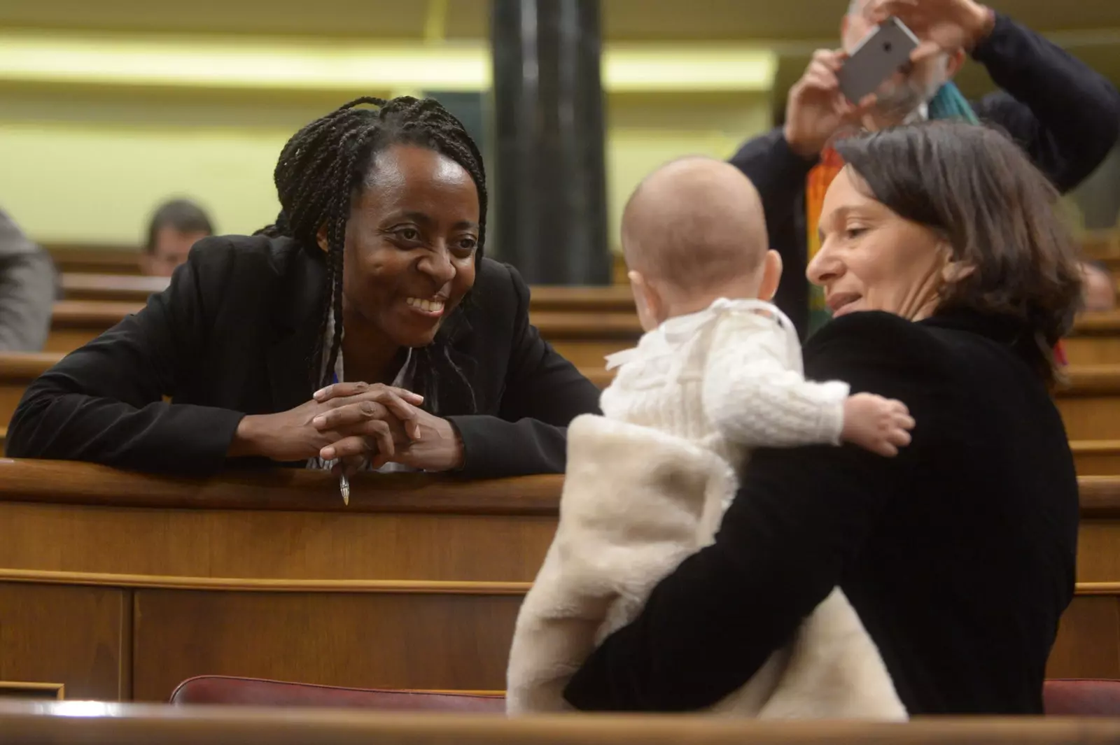 Carolina Bescansa met haar zoon en Rita Bosaho vanmorgen in het Congres.