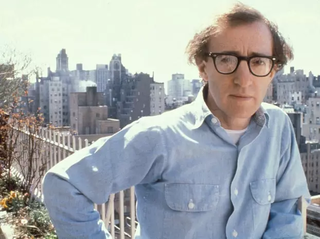 Woody Allen dina potret nu dicokot dina eighties.