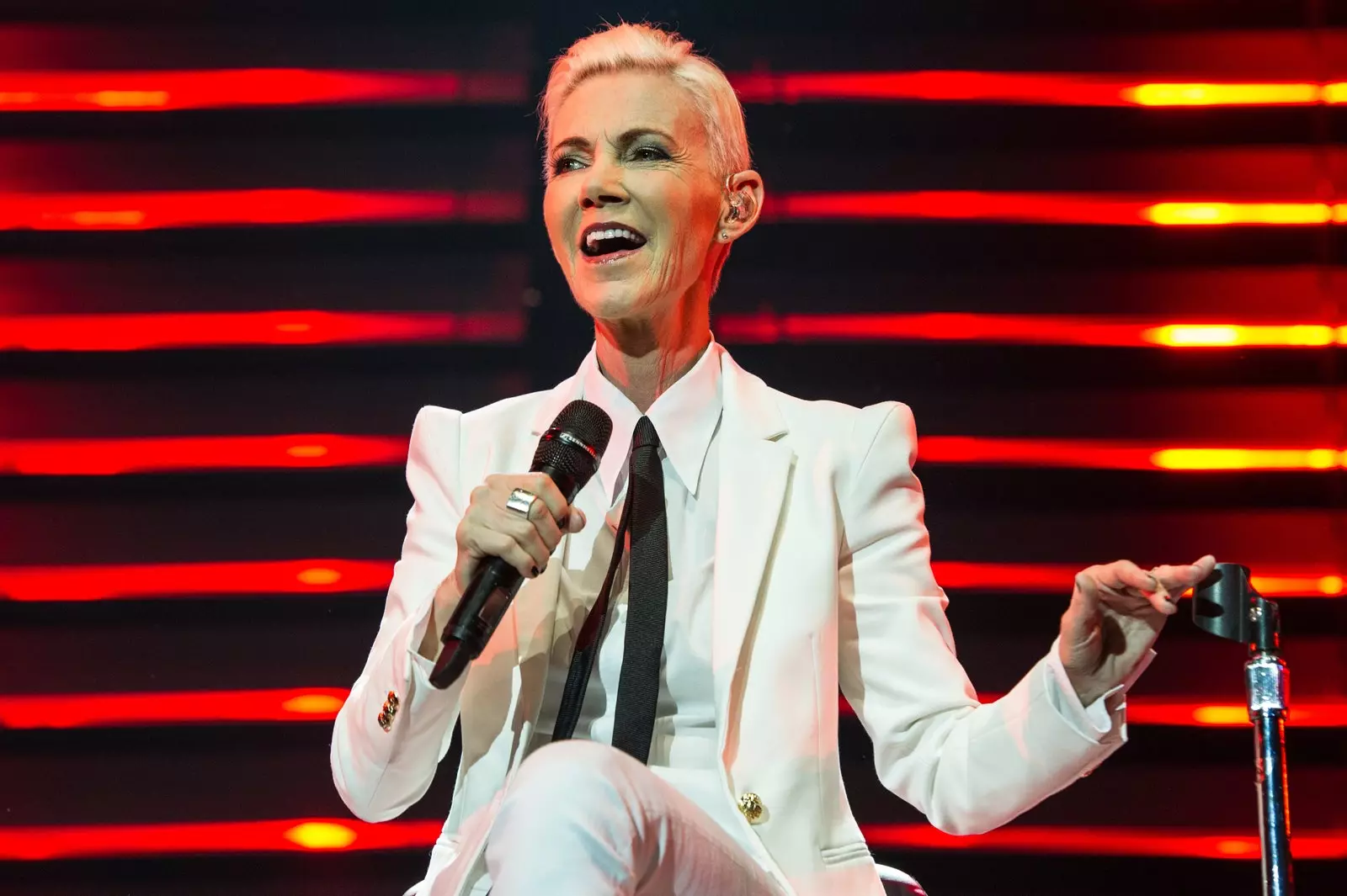 Marie Fredriksson el 2015 durant una de les seves darreres actuacions amb Roxette.