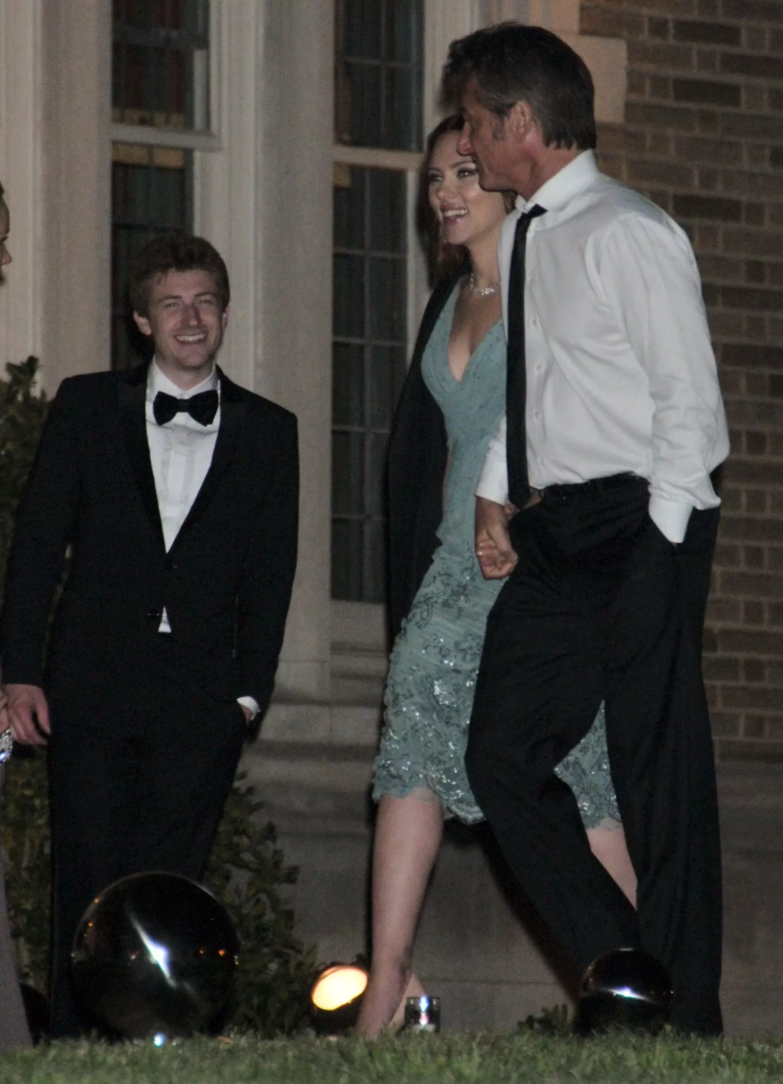 Η Scarlett Johansson και ο Sean Penn στο δείπνο των ανταποκριτών του Λευκού Οίκου το 2011.