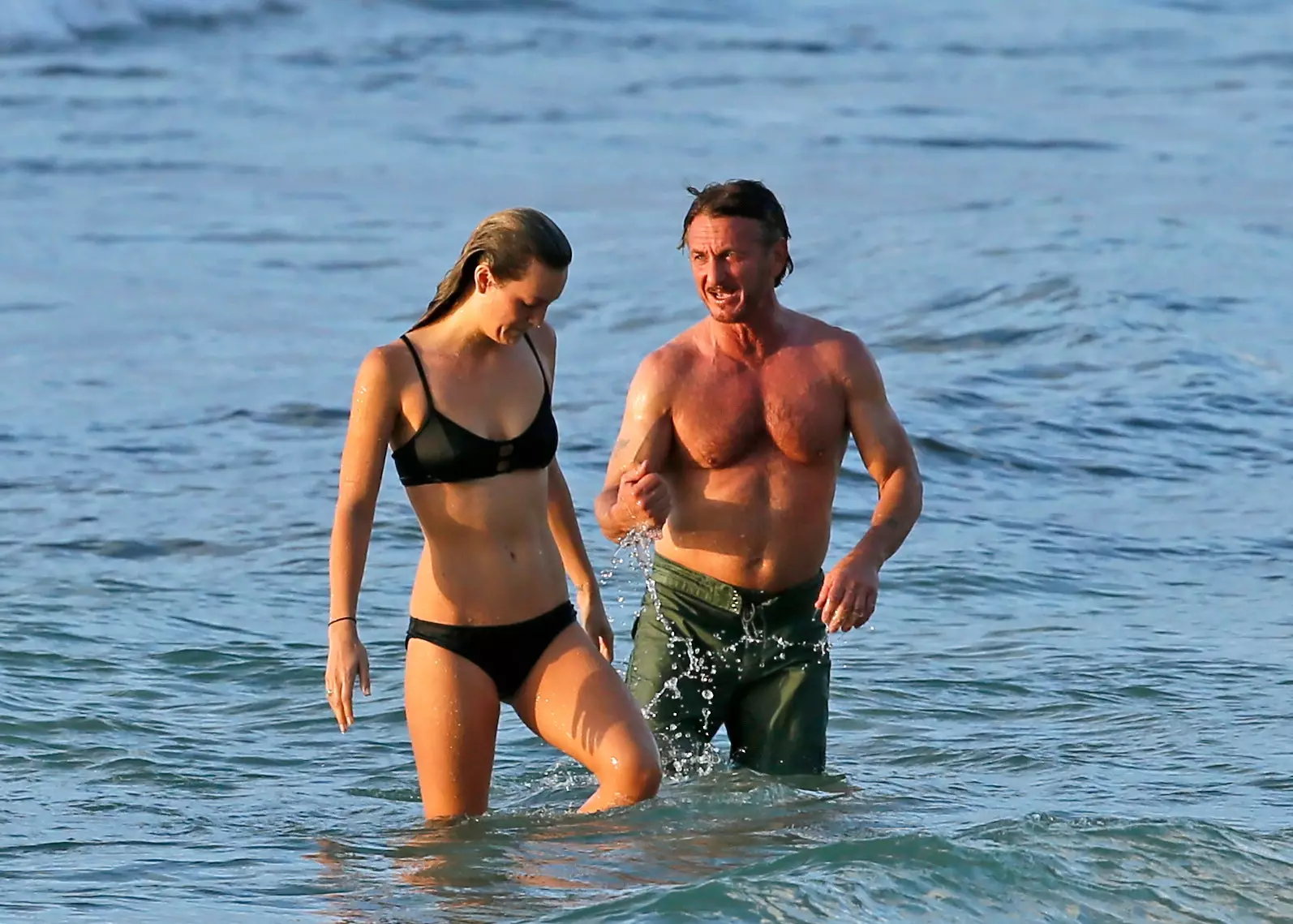 Sean Penn agus Leila George ar saoire i Haváí in 2016.