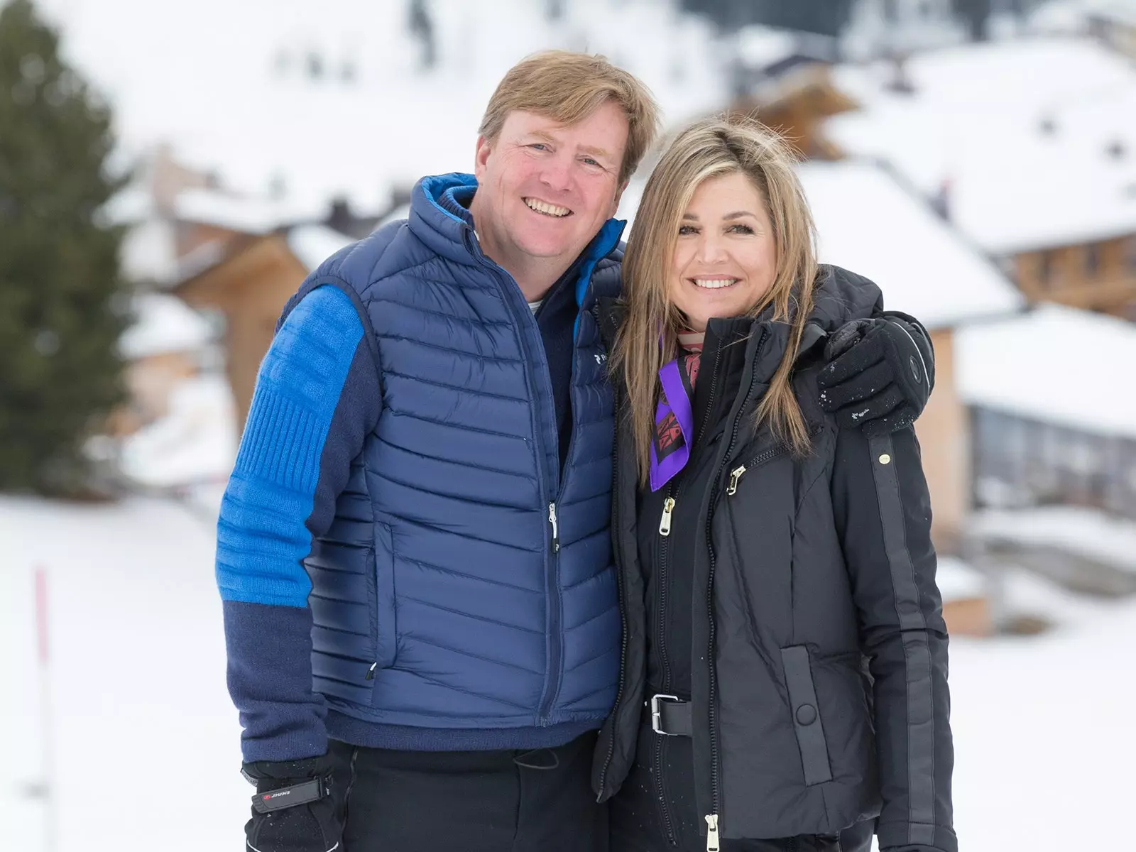 Guillermo de Holanda pose karo Mxima Zorreguieta sajrone dina ski kulawarga.