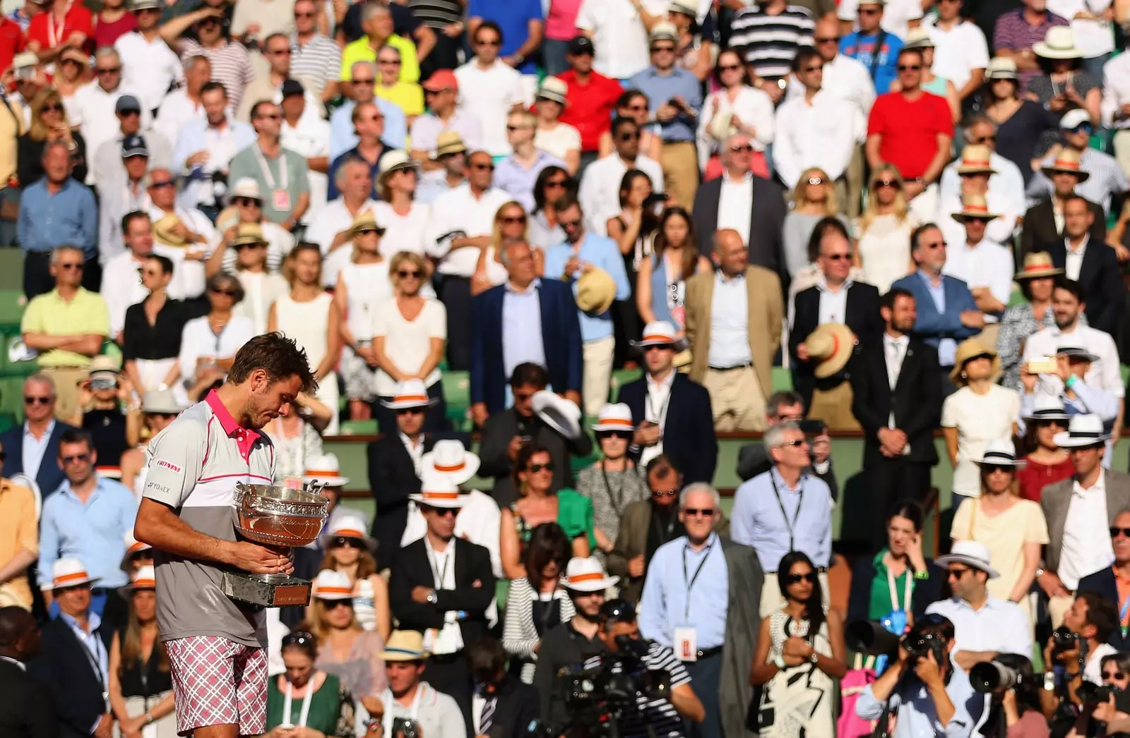 O público aplaudindo Stanislas Wawrinka.