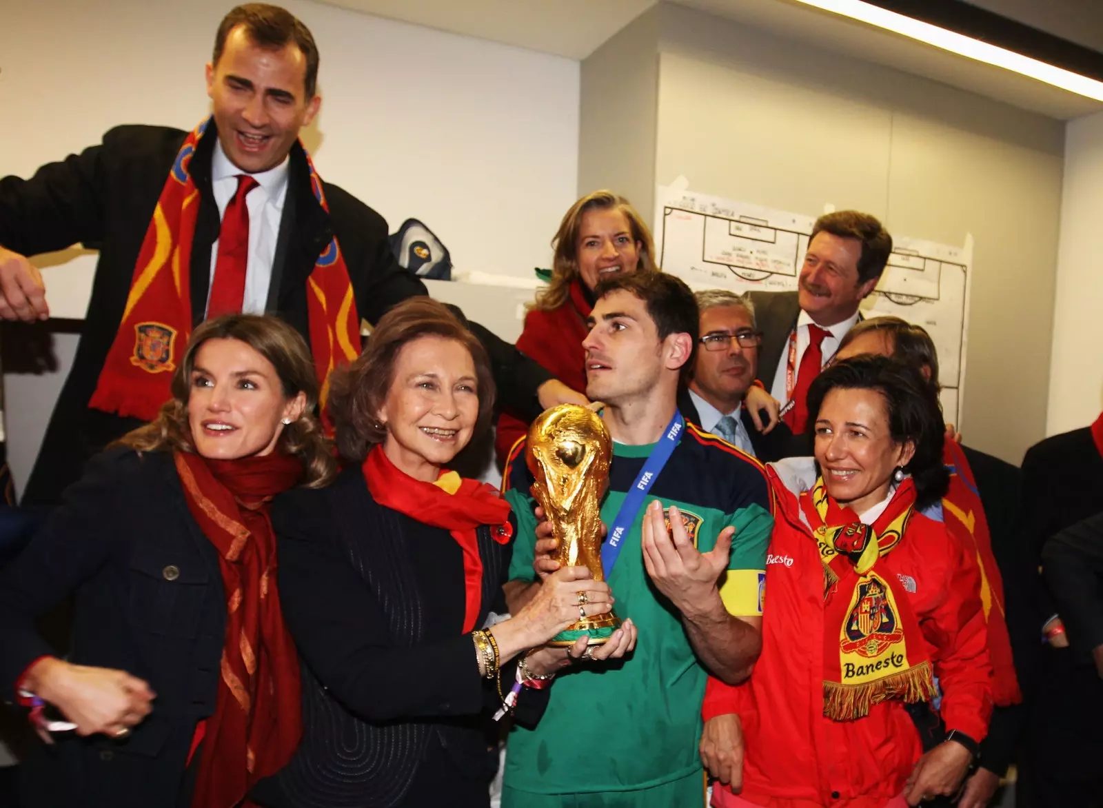 Felipe de Borbón Letizia Ortiz Iker Casillas Queen Sofía සහ Ana Botín ස්පාඤ්ඤ කණ්ඩායමේ ජයග්‍රහණය සමරමින්...