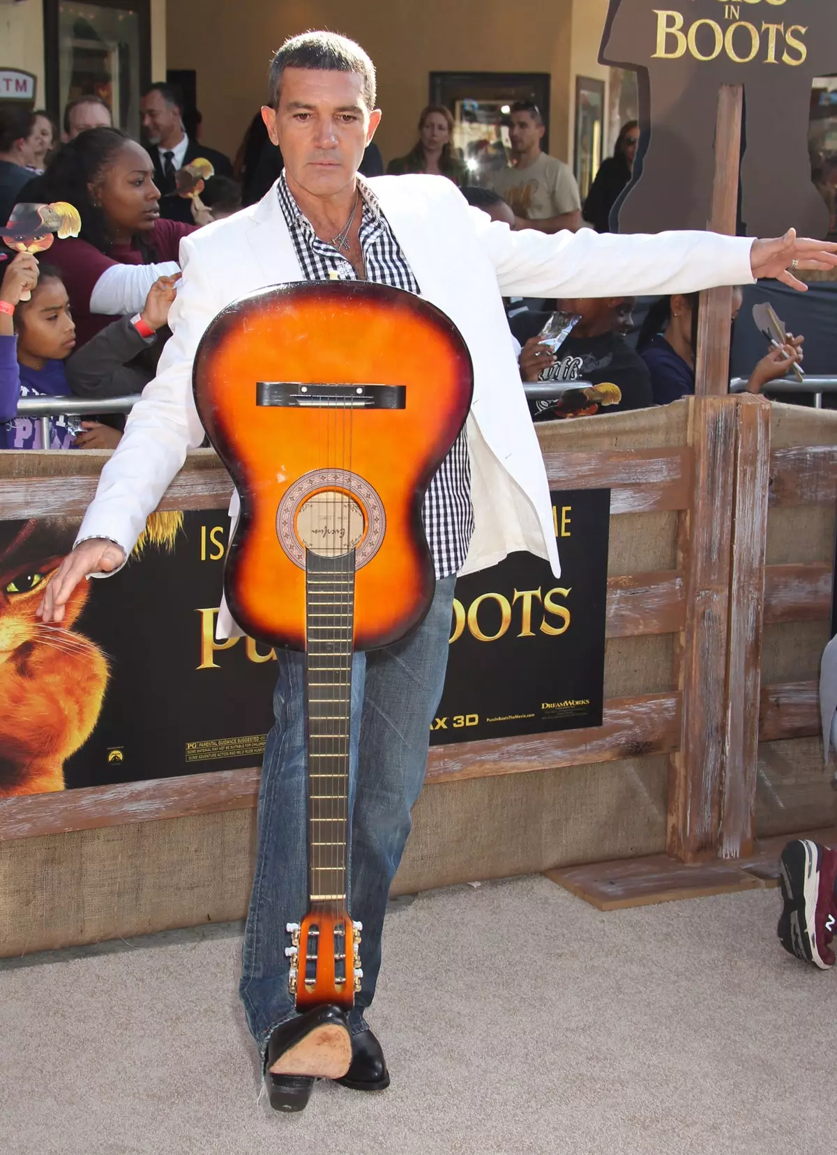Антонио Бандерас држи гитару једном ногом