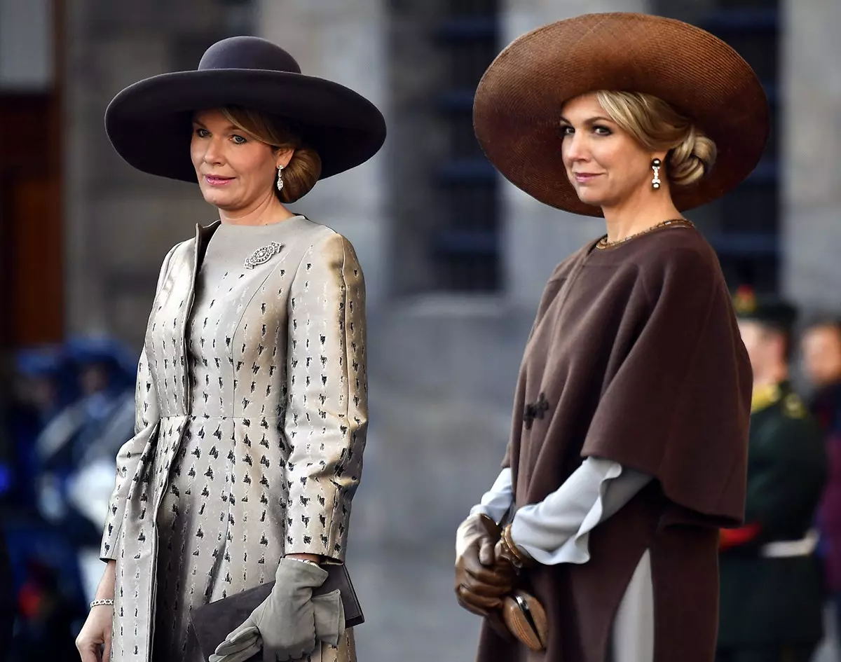 Ratu Matilda dari Belgia dan Maxima dari Belanda di Dam Square di Amsterdam.