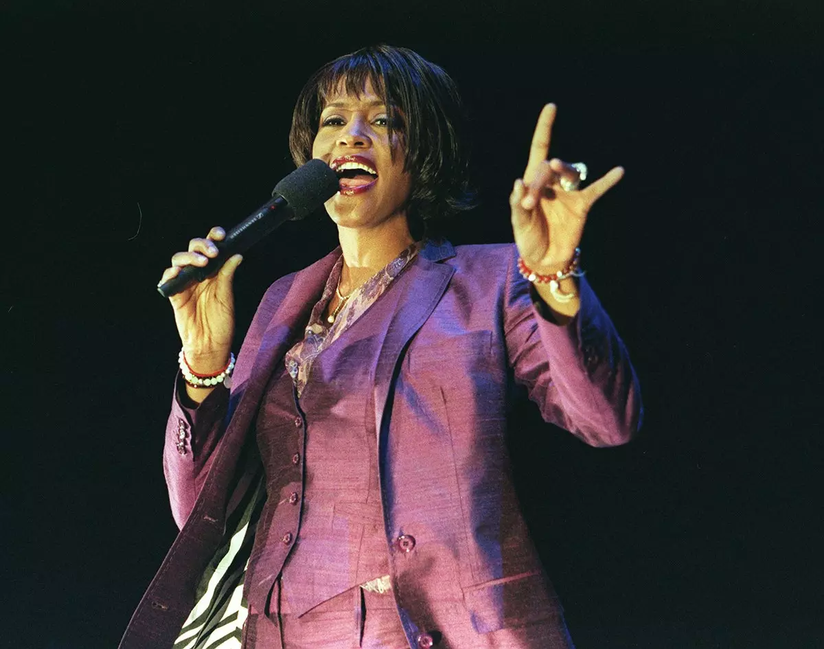 Whitney Houston em concerto no Radio City Music Hall em Nova York em 2001.