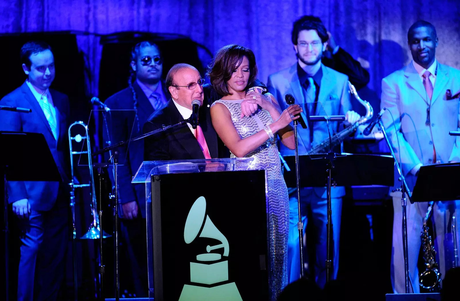 Clive Davis com Whitney Houston em 2011 em um tributo pré-Emmy a David Geffen.