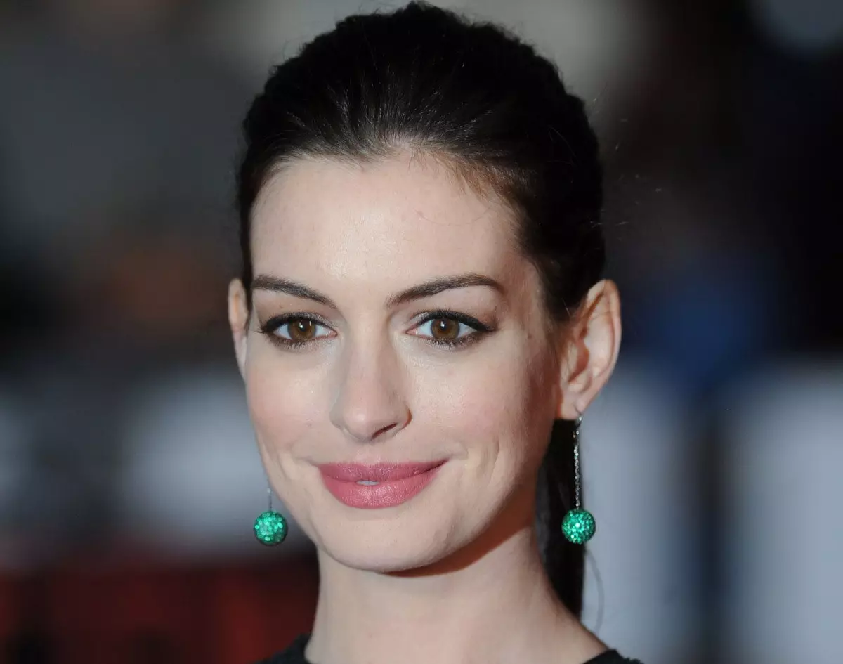 Anne Hathaway ka lekhetlo la pele la 'The Intern' London.