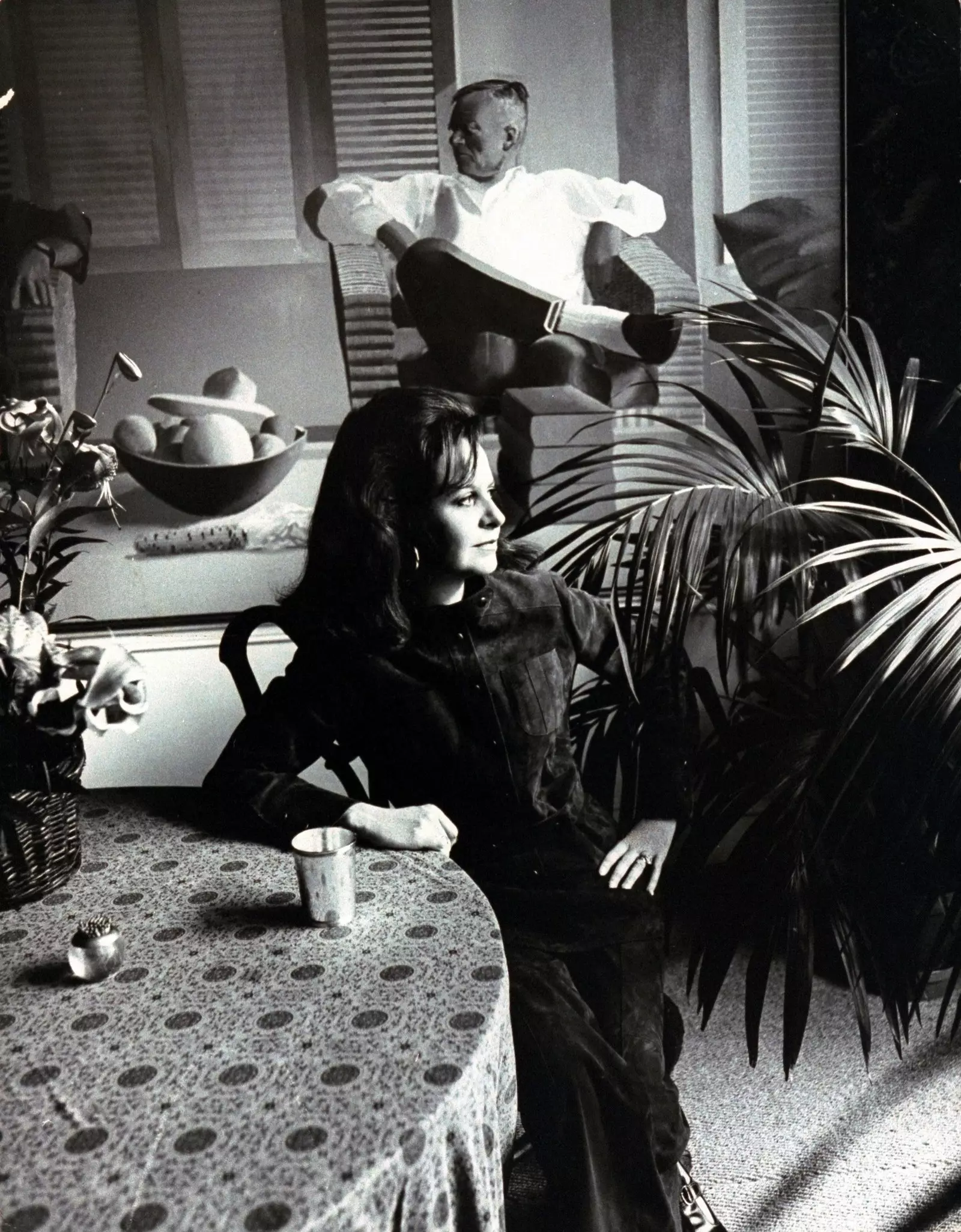 Marguerite Littman vo svojom dome v Londýne v roku 1971. V pozadí portrét Davida Hockneyho