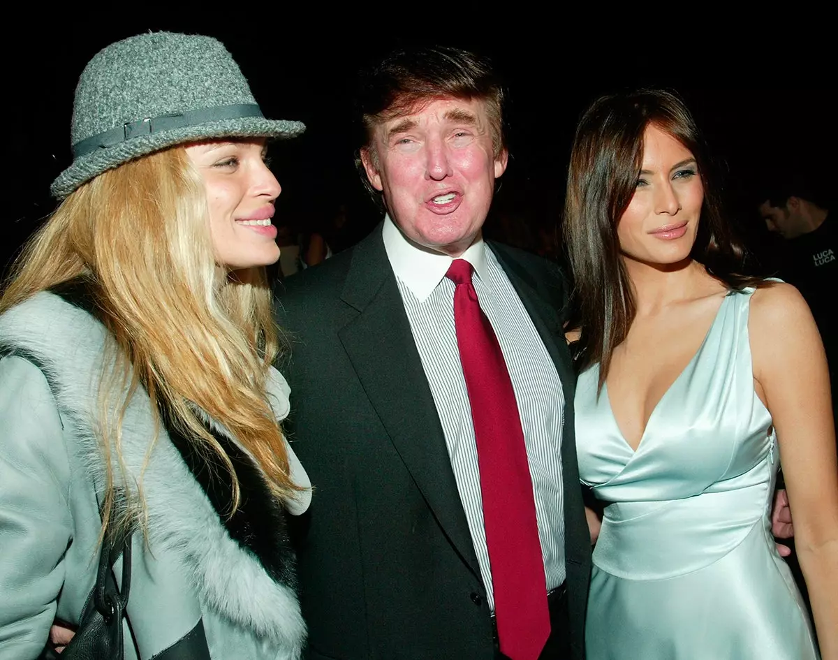 Donald Trump saam met Melania Trump en Esther Cañadas in 2003.