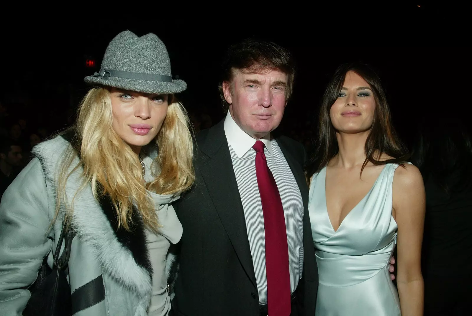 Donald Trump saam met Melania Trump en Esther Cañadas in 2003.