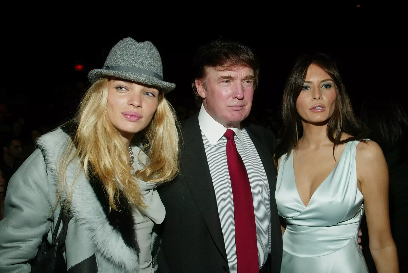 Si Donald Trump kauban si Melania Trump ug Esther Cañadas kaniadtong 2003.