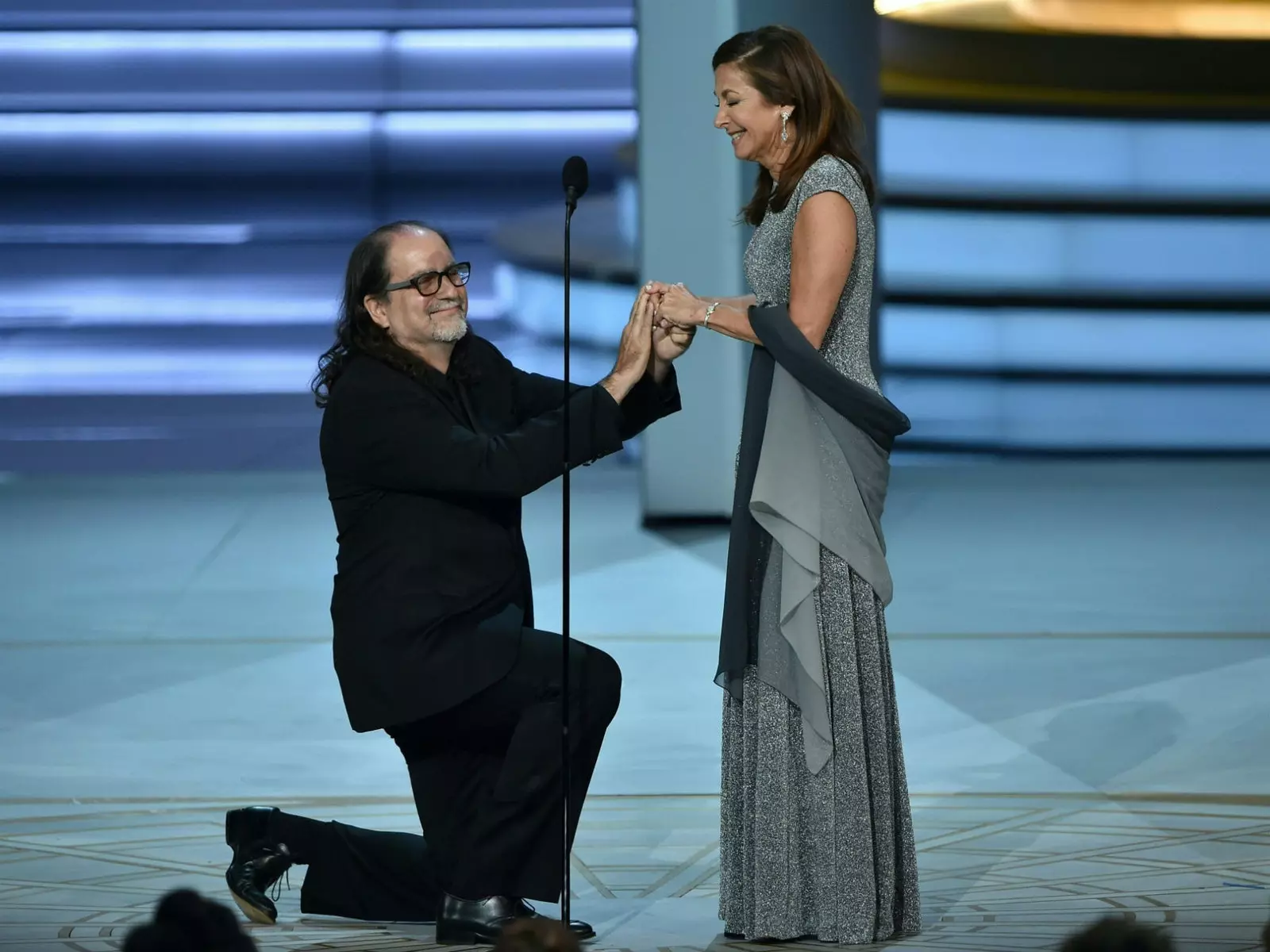 Emocionālais laulības priekšlikums, kas paralizēja 2018. gada Emmy balvu pasniegšanu