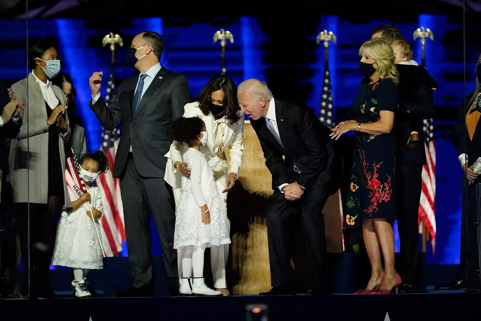 Rëndësia e Jill Biden të veshur me Oscar de la Renta dhe Kamala Harris me një kostum të bardhë nga Carolina Herrera