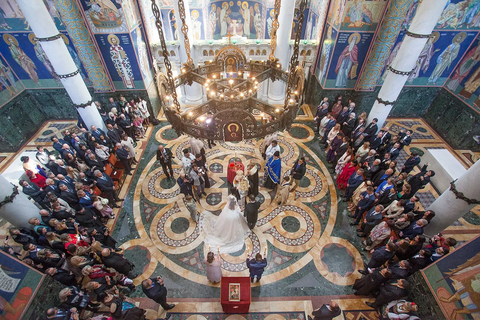 Foto från ceremonin som hölls i kyrkan Saint George i Oplenac