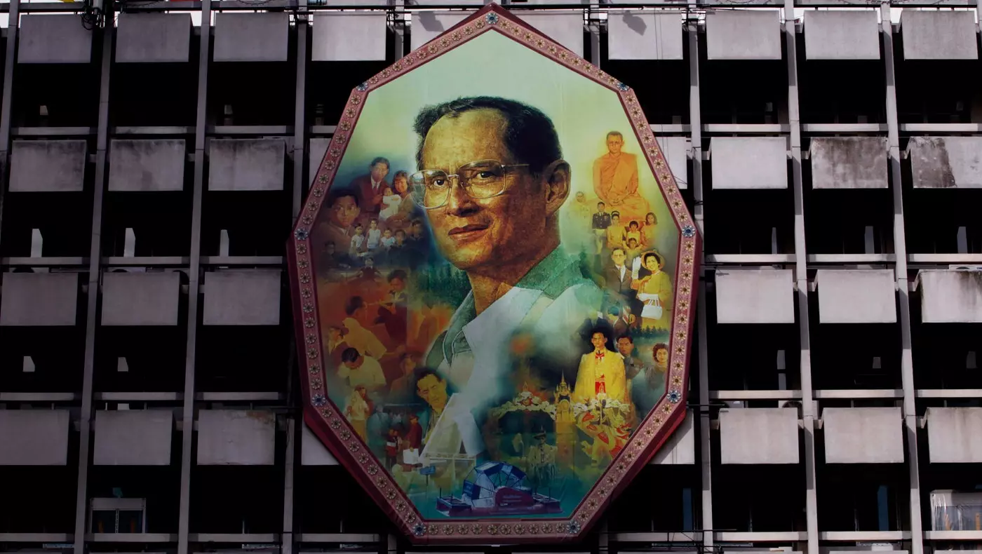 Portrait ntawm Bhumibol Adulyadej huab tais uas tau nyob rau hauv lub zwm txwv ntev tshaj dai ntawm ib lub tsev ua kev zoo siab rau nws 87 ...