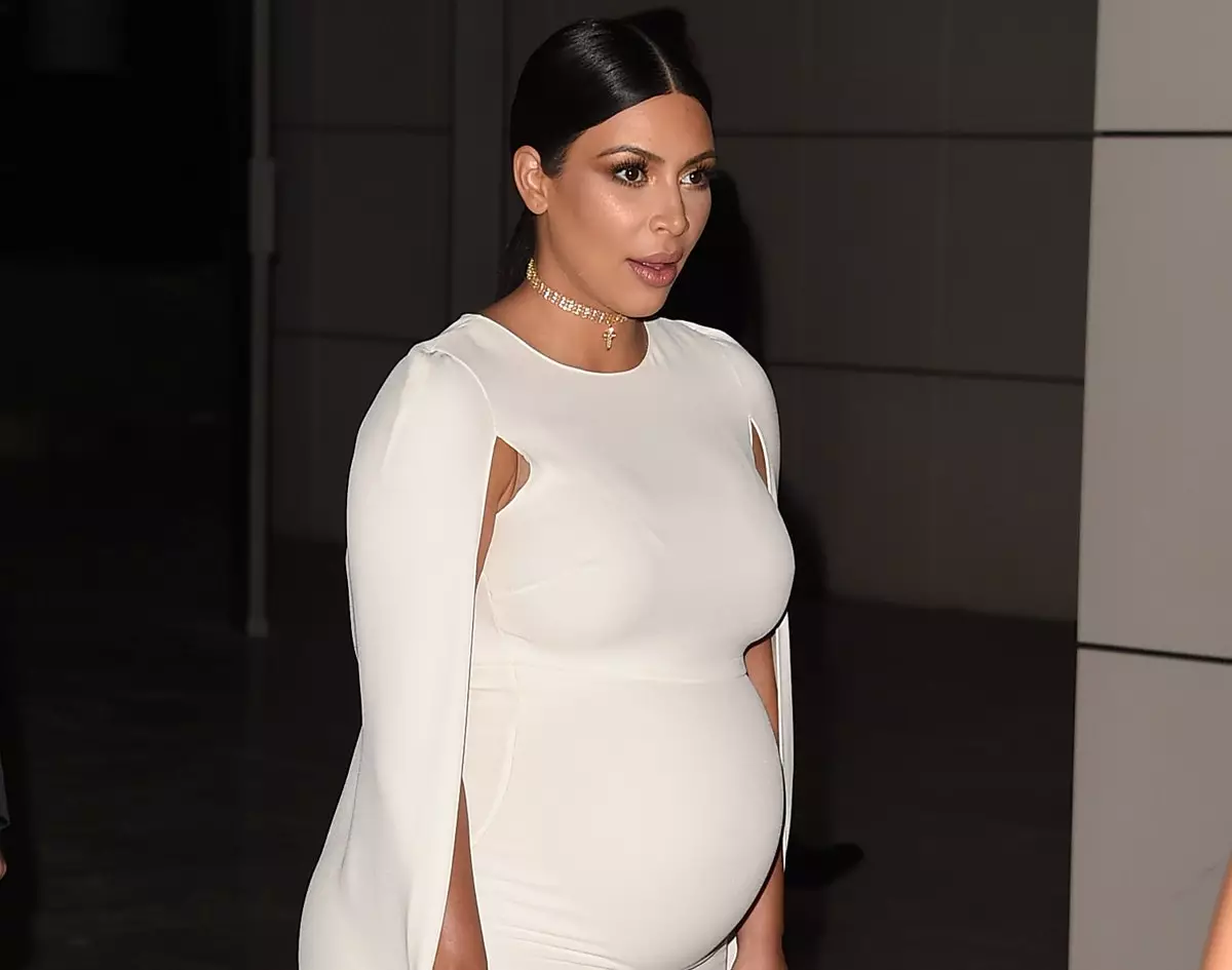 Kim Kardashian 26 oktyabr kuni moda jurnali mukofotlarini topshirish marosimida.