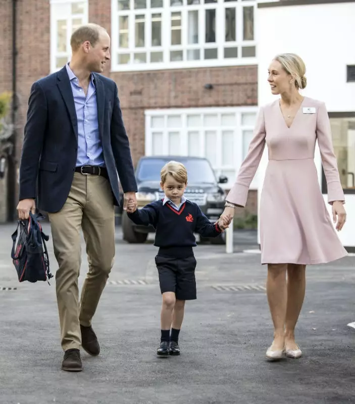 Il principe Giorgio arriva per il suo primo giorno di scuola accompagnato dal padre