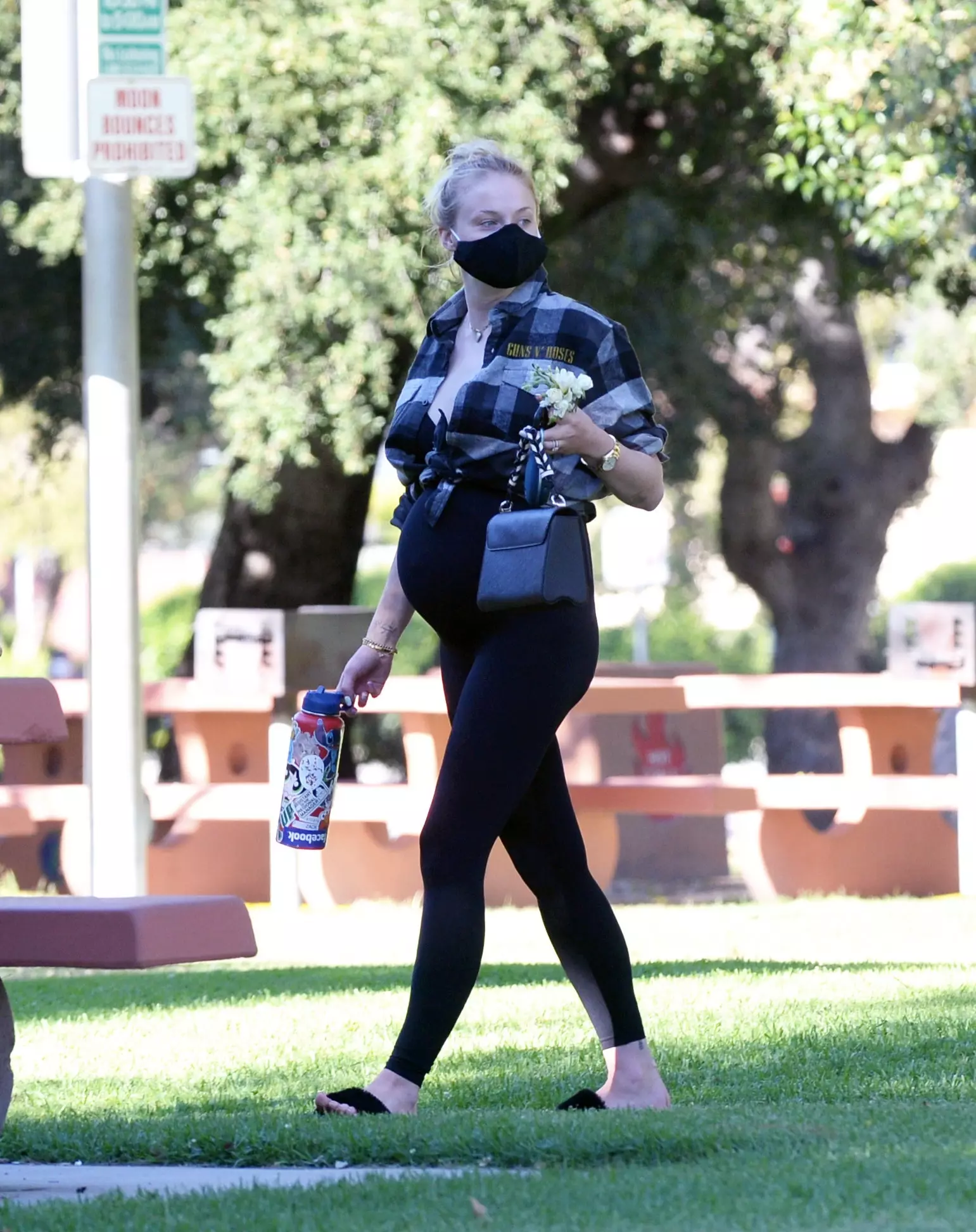 Sophie Turner ma se ato Louis Vuitton i se paka i Los Angeles