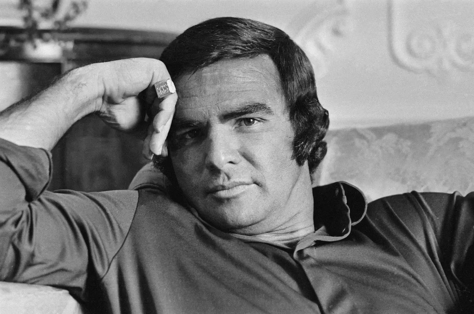 Burt Reynolds difoto pada tahun 1972. Ini adalah tahun yang sama dengan gambar Cosmopolitan yang terkenal tapi di sini dia berpakaian.