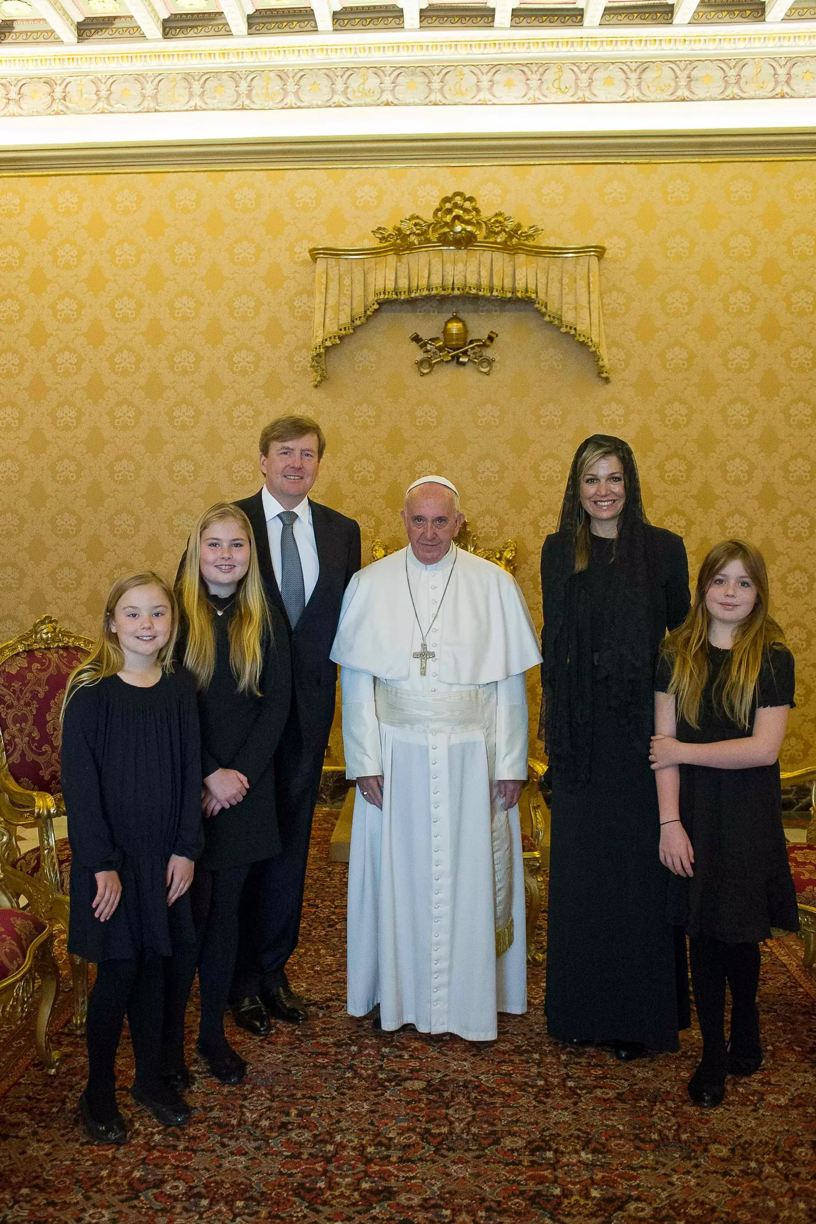 Reĝo Willem-Alexander kaj Reĝino Maxima kun siaj filinoj Amalia Alexia kaj Ariane pozas kun Papo Francisko ĉe la...