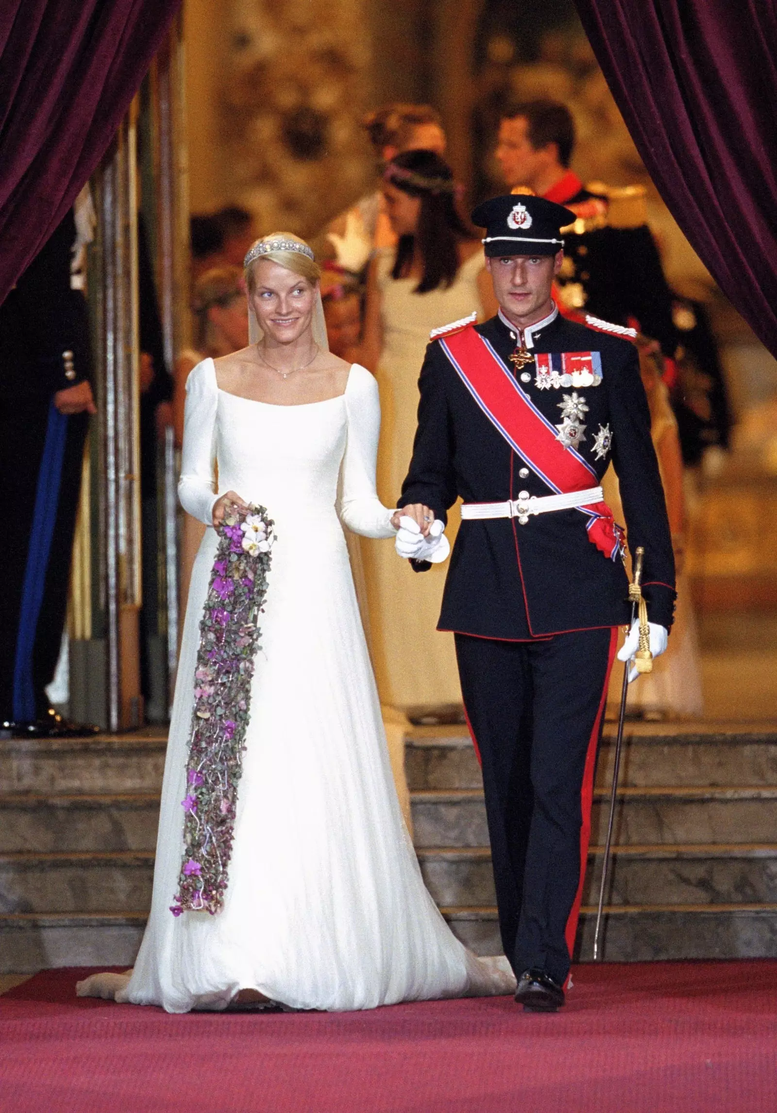 Le prince Haakon et MetteMarit le jour de leur mariage le 25 août 2001.