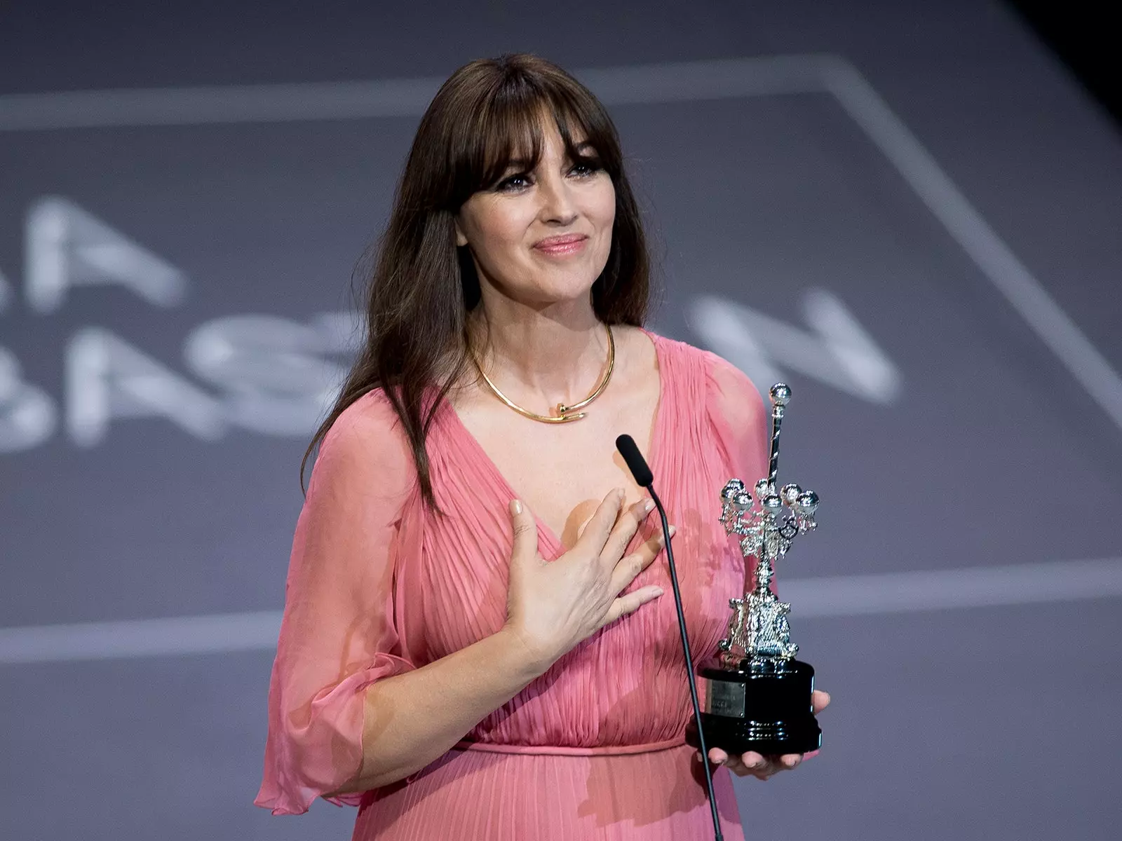 Monica Bellucci recollendo onte o premio Donostia.