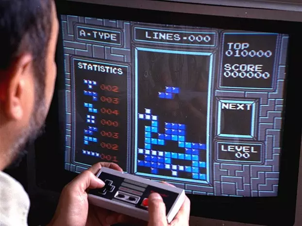 En mand prøver Tetris under præsentationen af NES-konsollen i New York i 1990. Han spiller der stadig i dag.