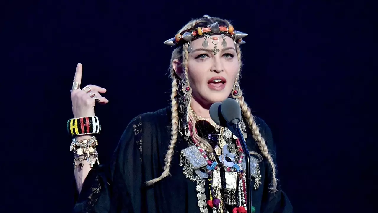 Madonna pühendab emotsionaalse kõne Aretha Franklinile, kes räägib oma lemmikteemast: iseendast